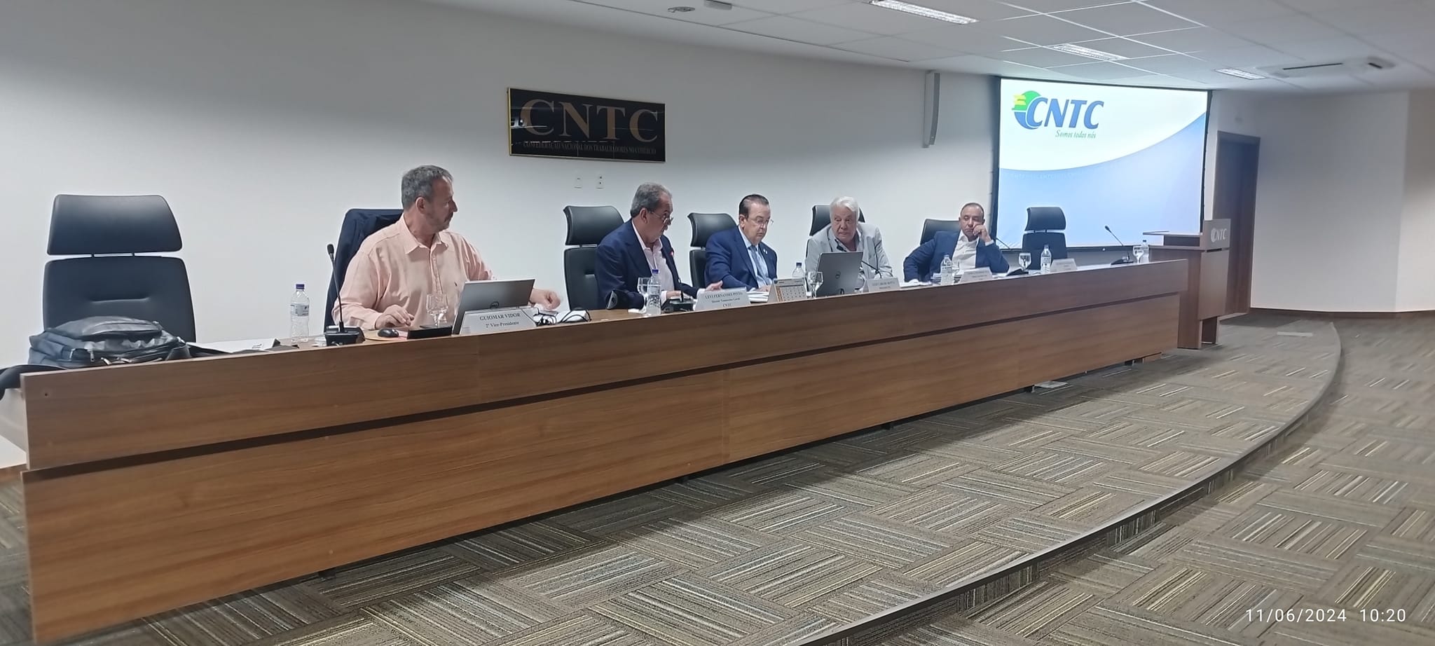Presidente da Fecosul, Guiomar Vidor, participa de reunião na CNTC em ...